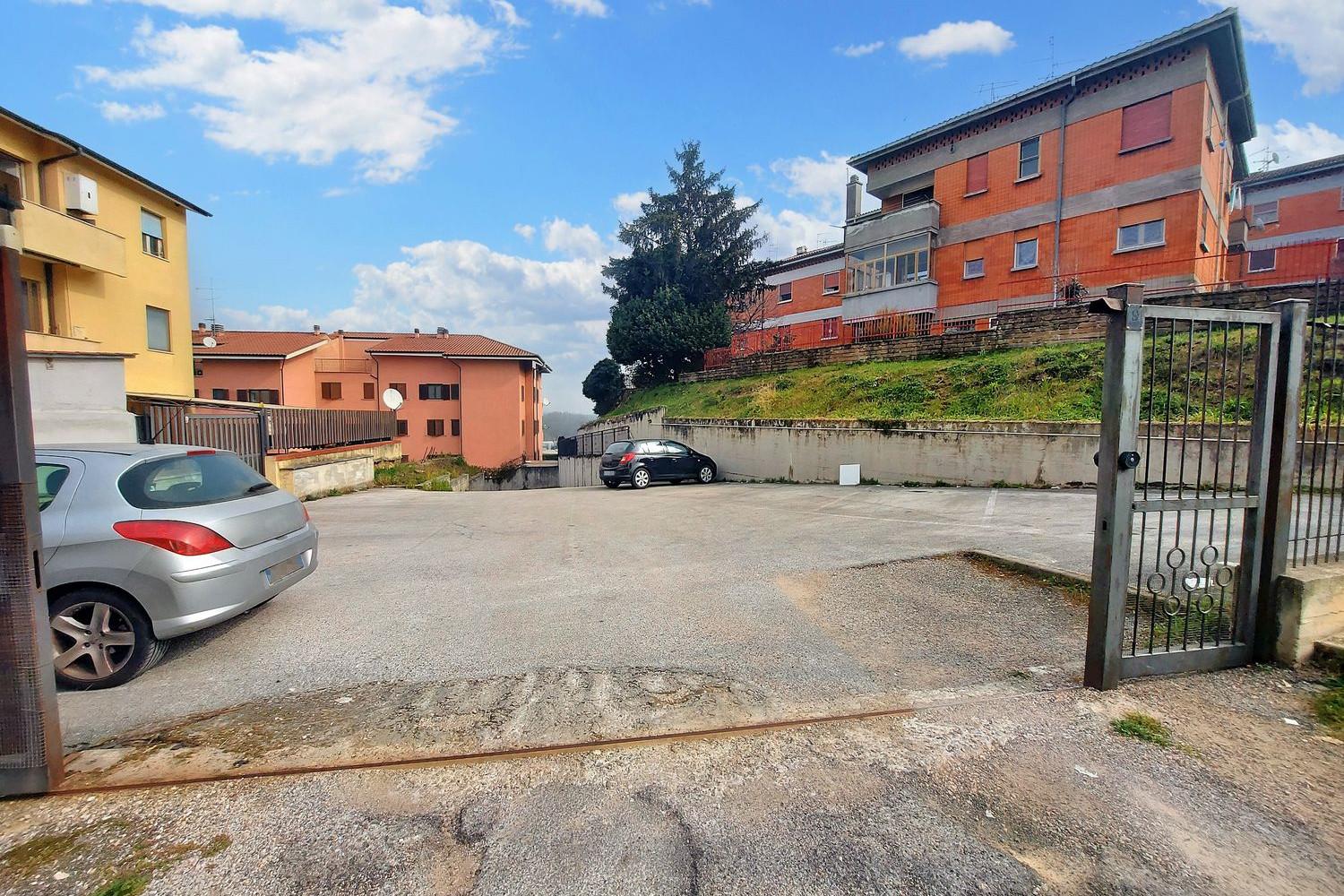 Due cantine, sei posti auto e aree urbane a Roma, Asta 19921 - Quimmo